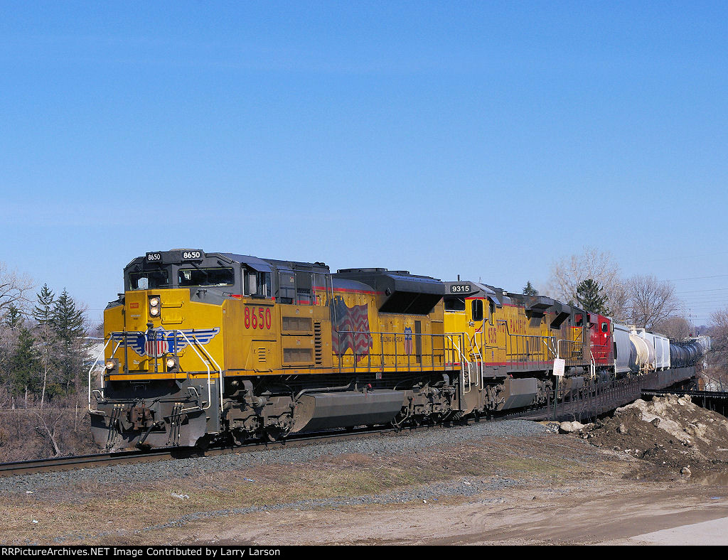 UP 8650 crosses the Mississippi via the CP (ex SOO) river bridge.